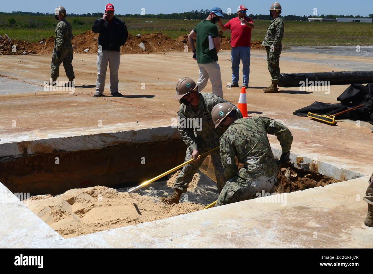 U.S. Navy engineers from Navy Mobile Construction Battalion 133 ...