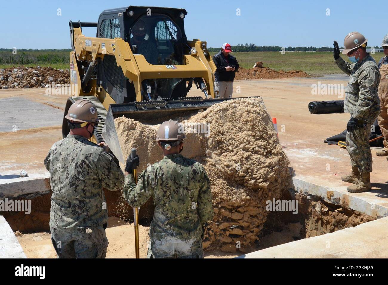 U.S. Navy engineers from Navy Mobile Construction Battalion 133 ...