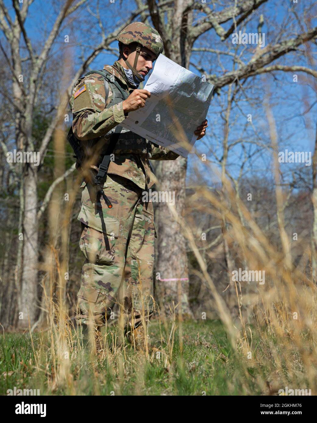 Soldier reading a map hi-res stock photography and images - Alamy