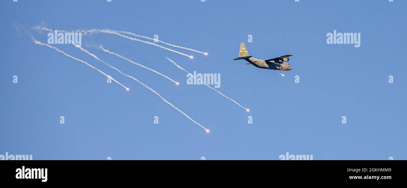C 130 hercules flares hi-res stock photography and images - Alamy