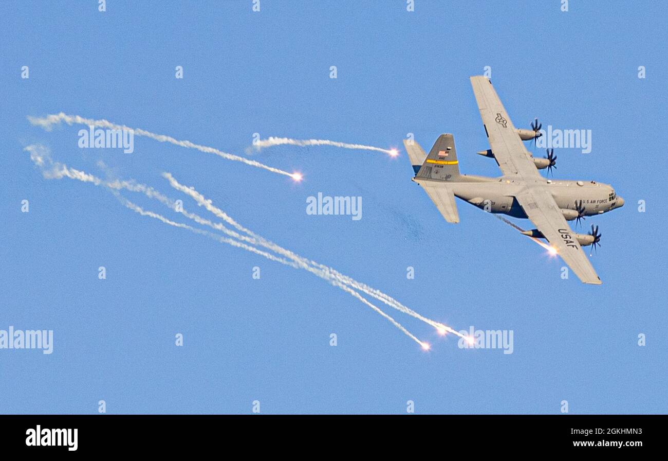 C 130 hercules flares hi-res stock photography and images - Alamy