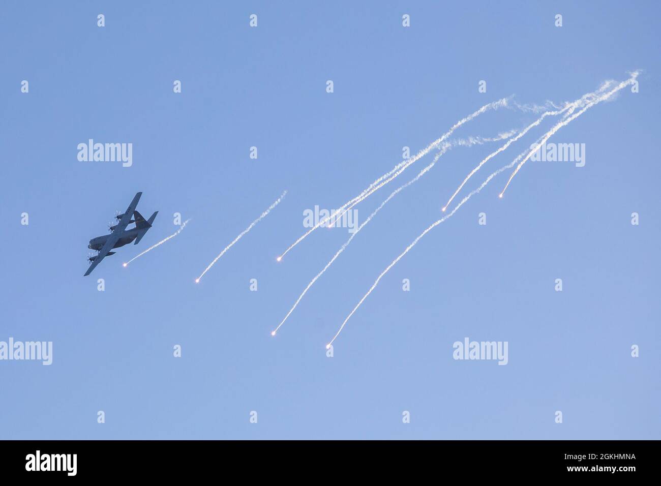 C 130 hercules flares hi-res stock photography and images - Alamy