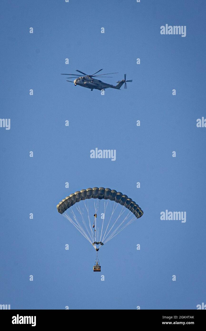 U.S. Marines with Marine Heavy Helicopter Squadron 461, 2nd Marine Air ...