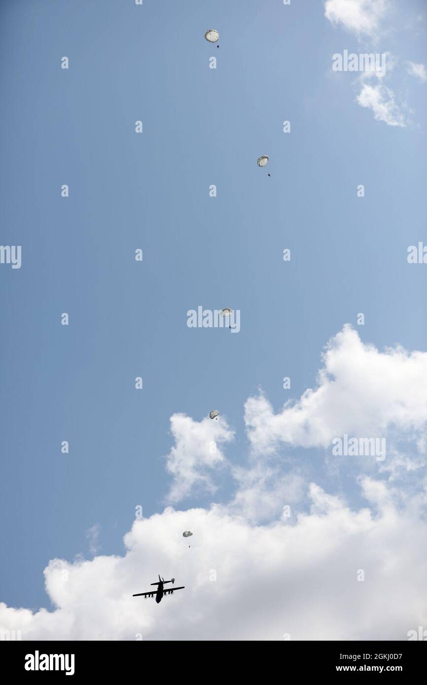 Soldiers with 2nd Battalion, 20th Special Forces Group, 66th Troop ...