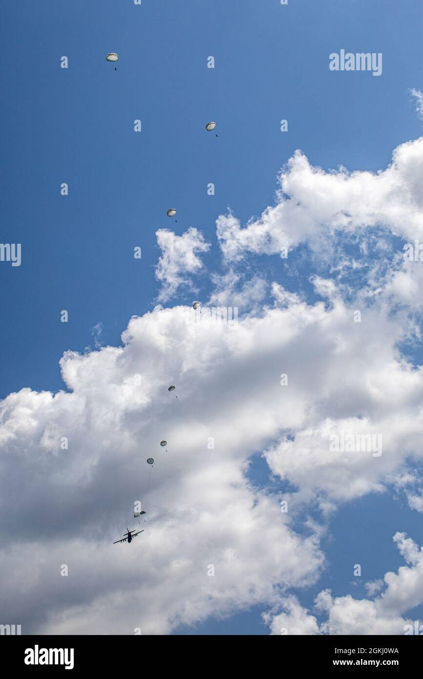 Soldiers with 2nd Battalion, 20th Special Forces Group, 66th Troop ...