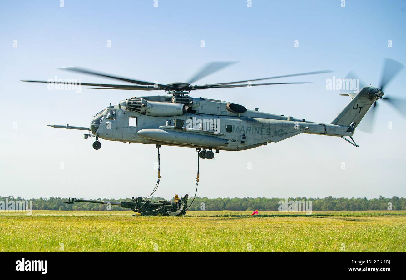 A U.S. Marine Corps CH-53E Super Stallion with Marine Heavy Helicopter ...