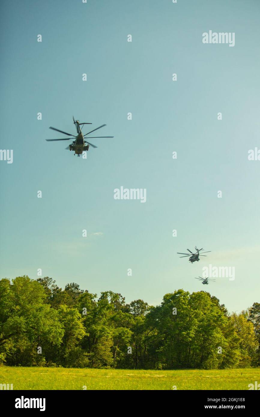 U.S. Marine Corps CH-53E Super Stallions with Marine Heavy Helicopter ...