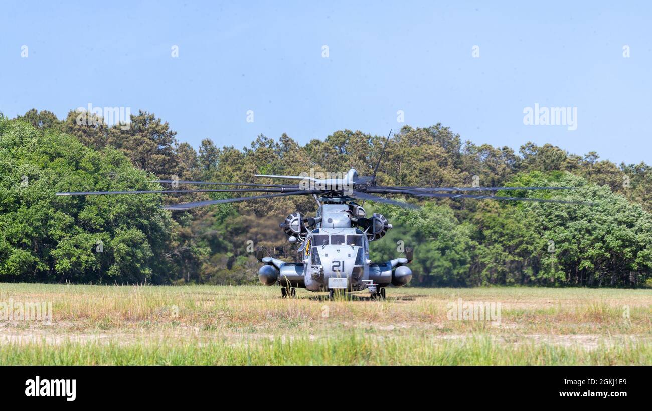 A U.S. Marine Corps CH-53E Super Stallion with Marine Heavy Helicopter ...