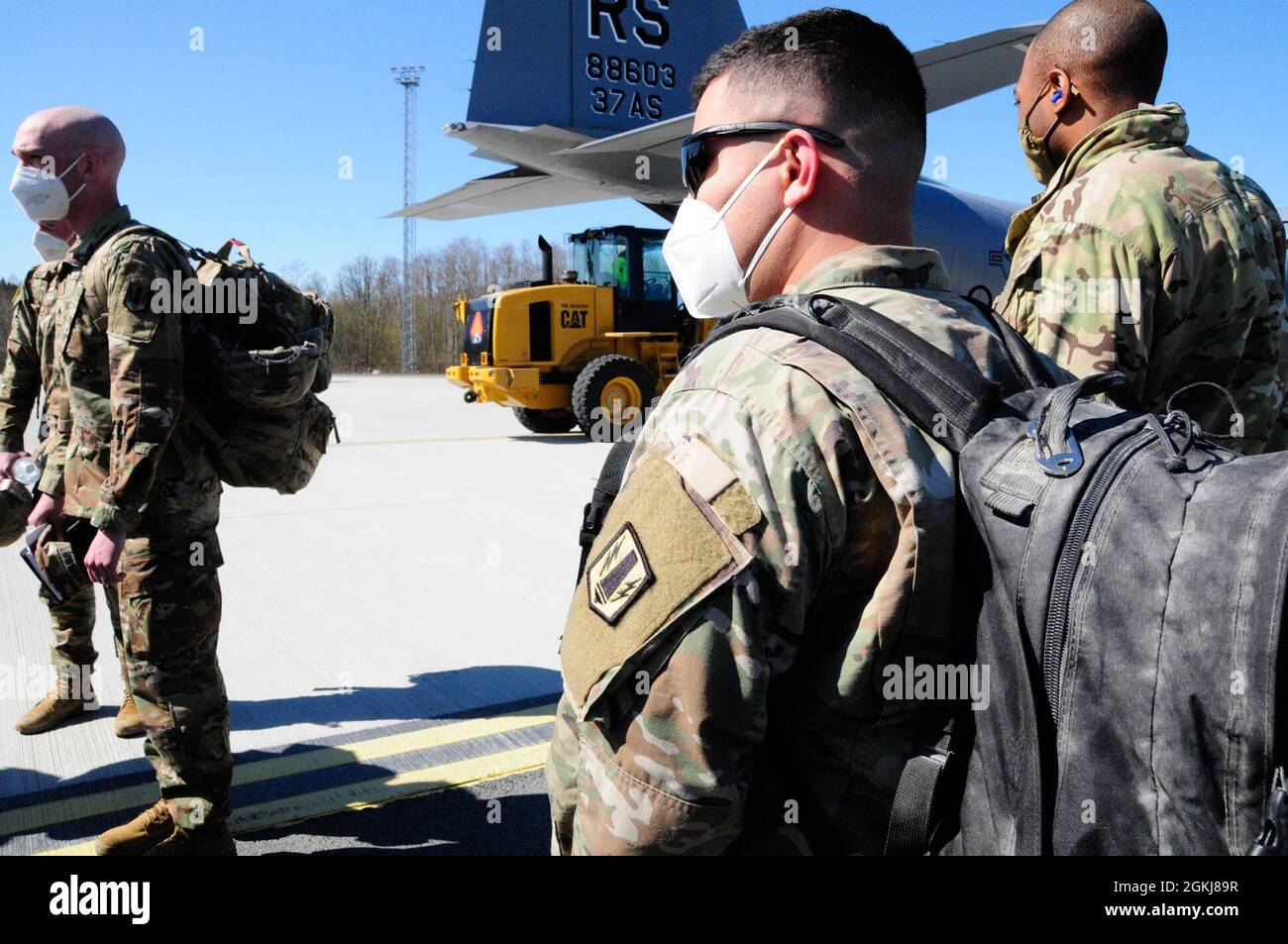 Soldiers assigned to the 41st Field Artillery Brigade landed in Estonia ...