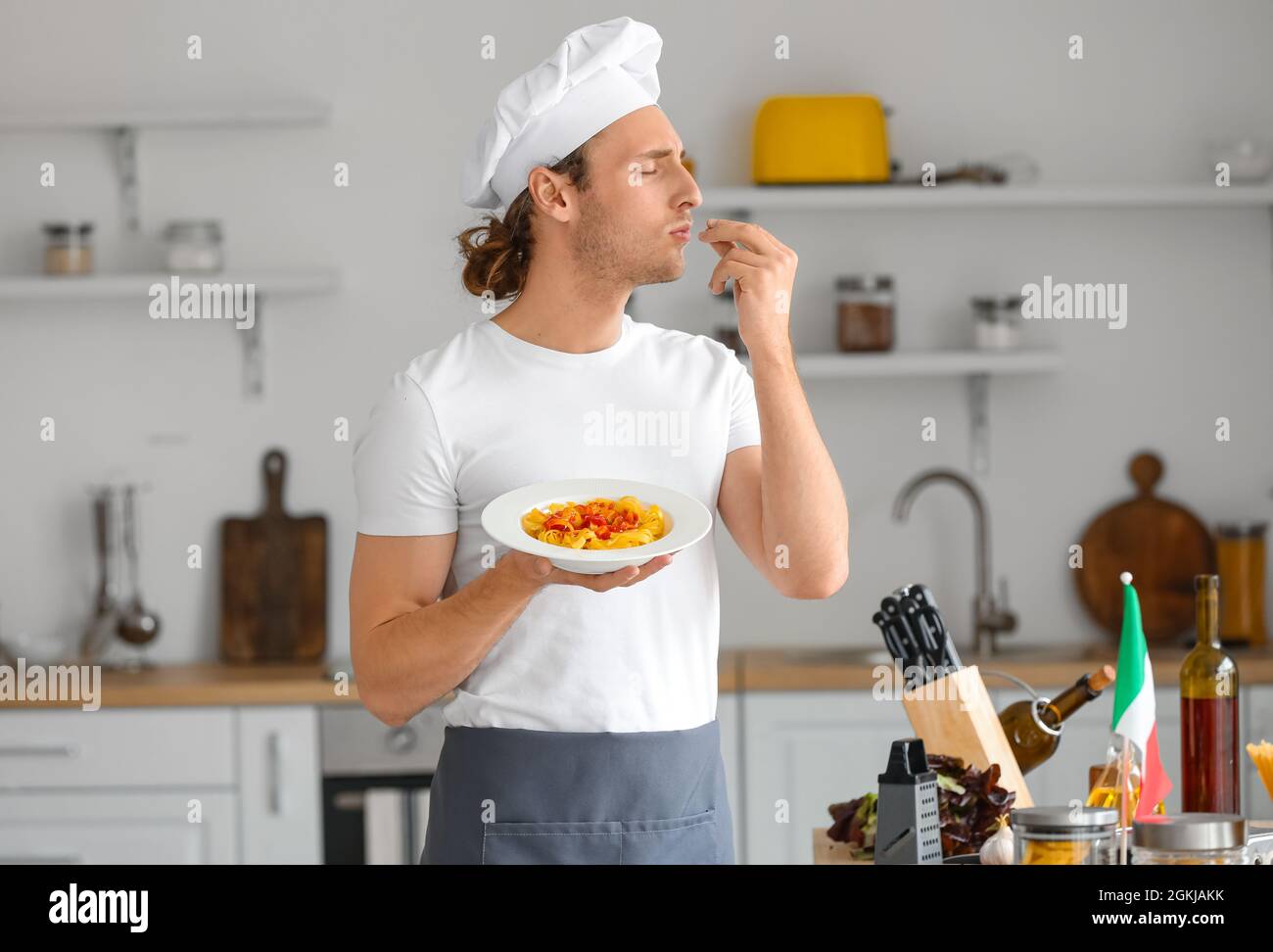 Italian chef with delicious pasta in kitchen Stock Photo - Alamy