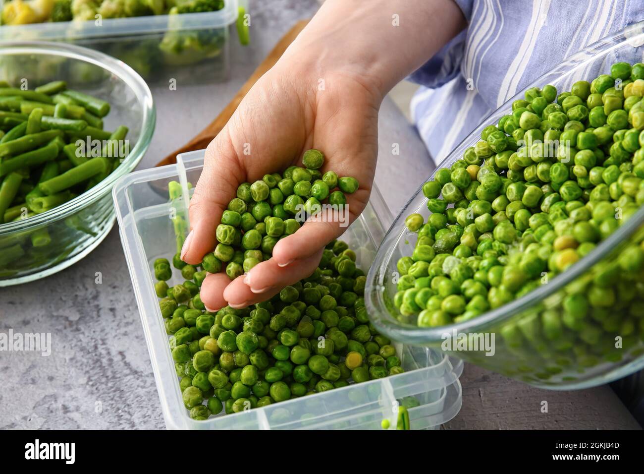 Woman frozen peas hi-res stock photography and images - Alamy