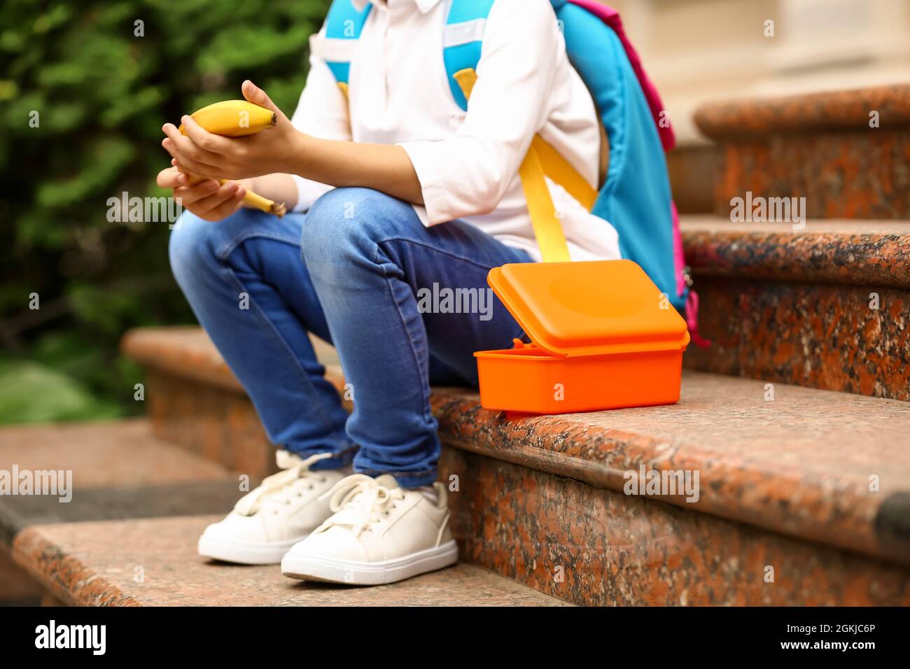 Cute little girl having school lunch outdoors Stock Photo - Alamy