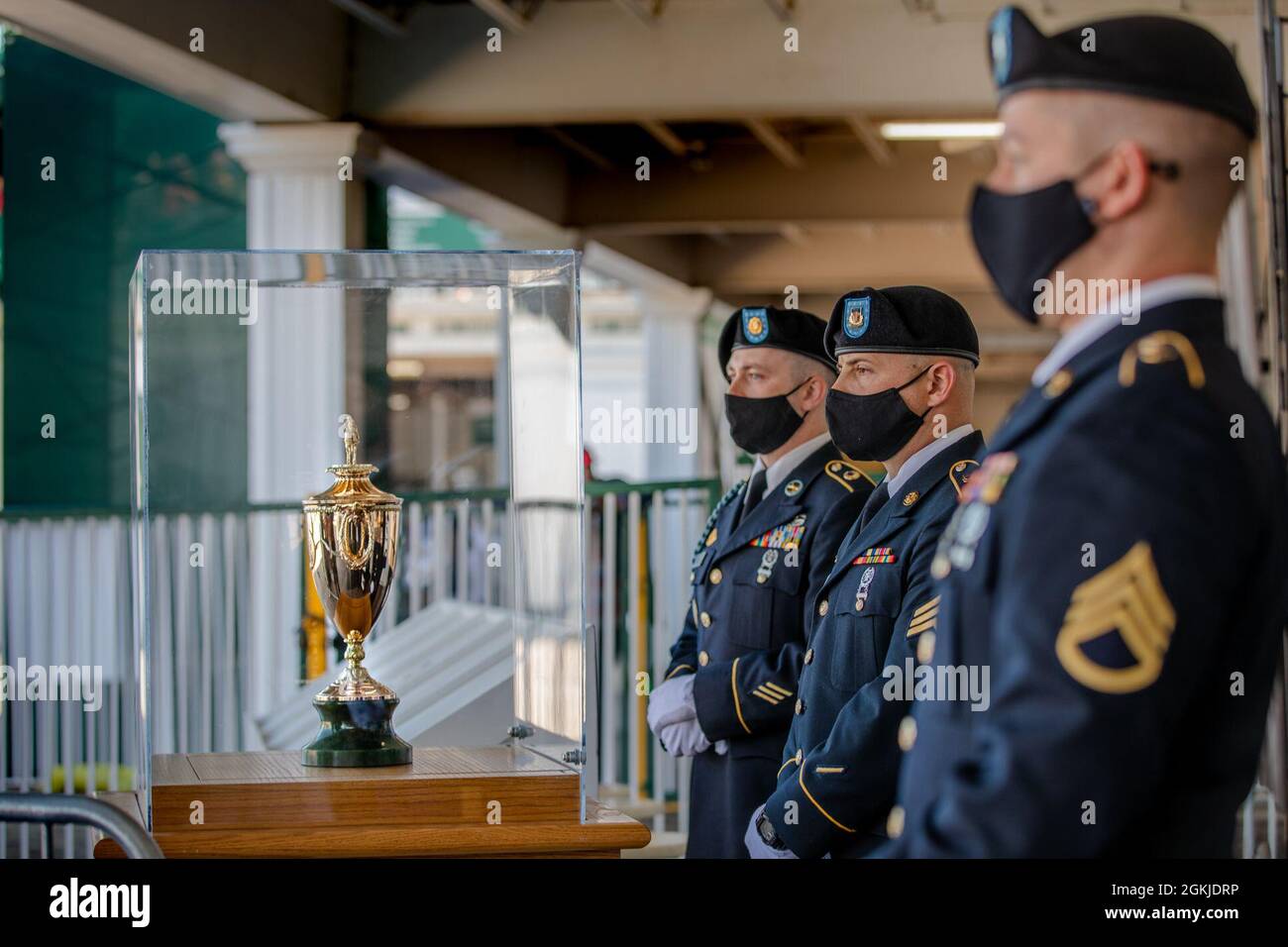 Soldiers from the 75th Troop Command stand guard over the Kentucky ...