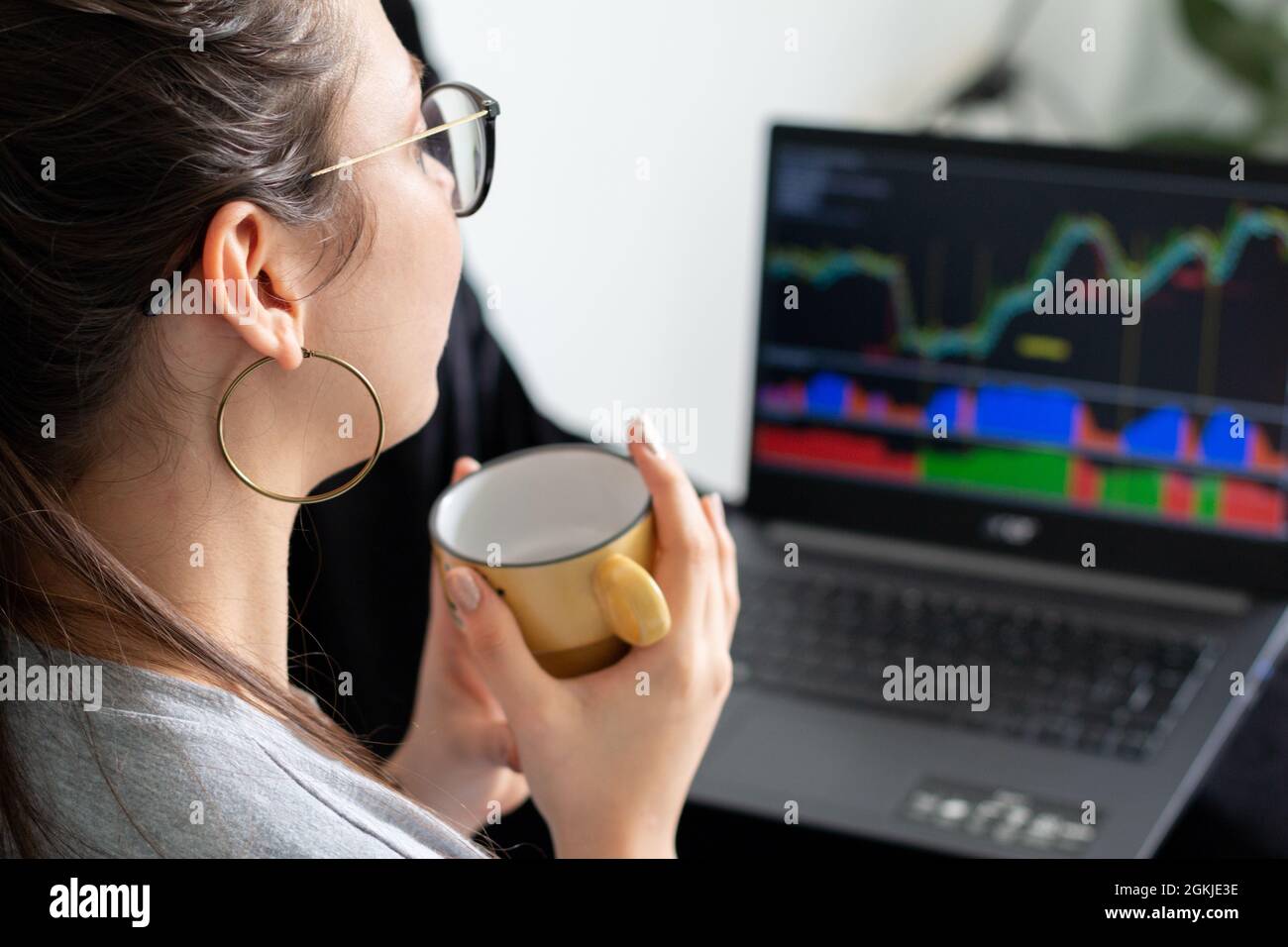Woman analyzing forex charts hi-res stock photography and images - Alamy