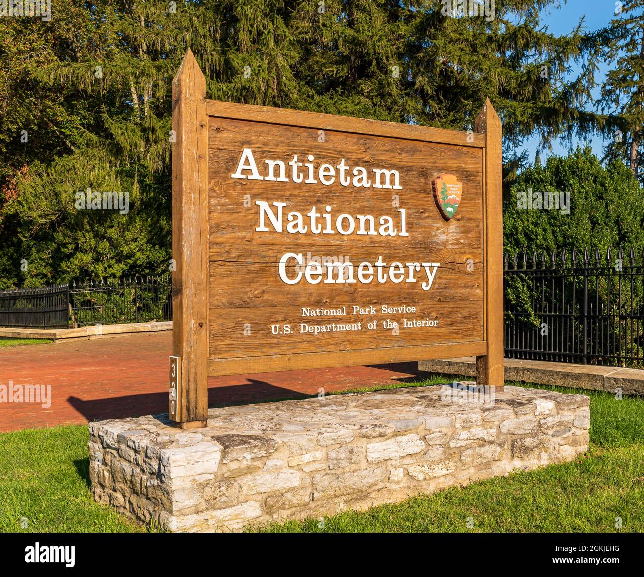 National cemetery entrance sign hi-res stock photography and images - Alamy