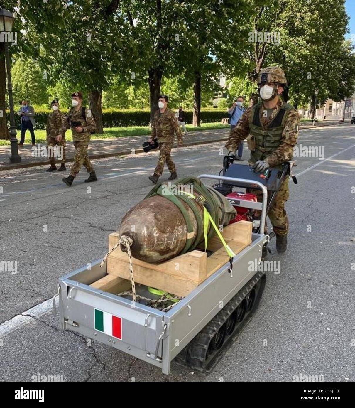 Italian demolition experts with the 8th Regiment of the Folgore ...