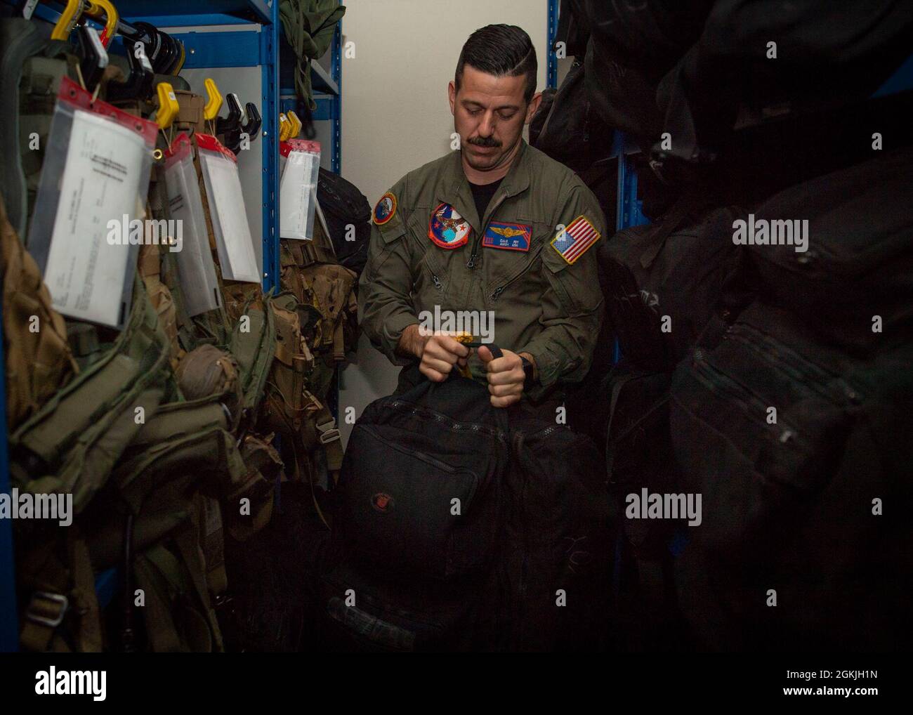 Naval aircrewman helicopter 1st class hi-res stock photography and ...