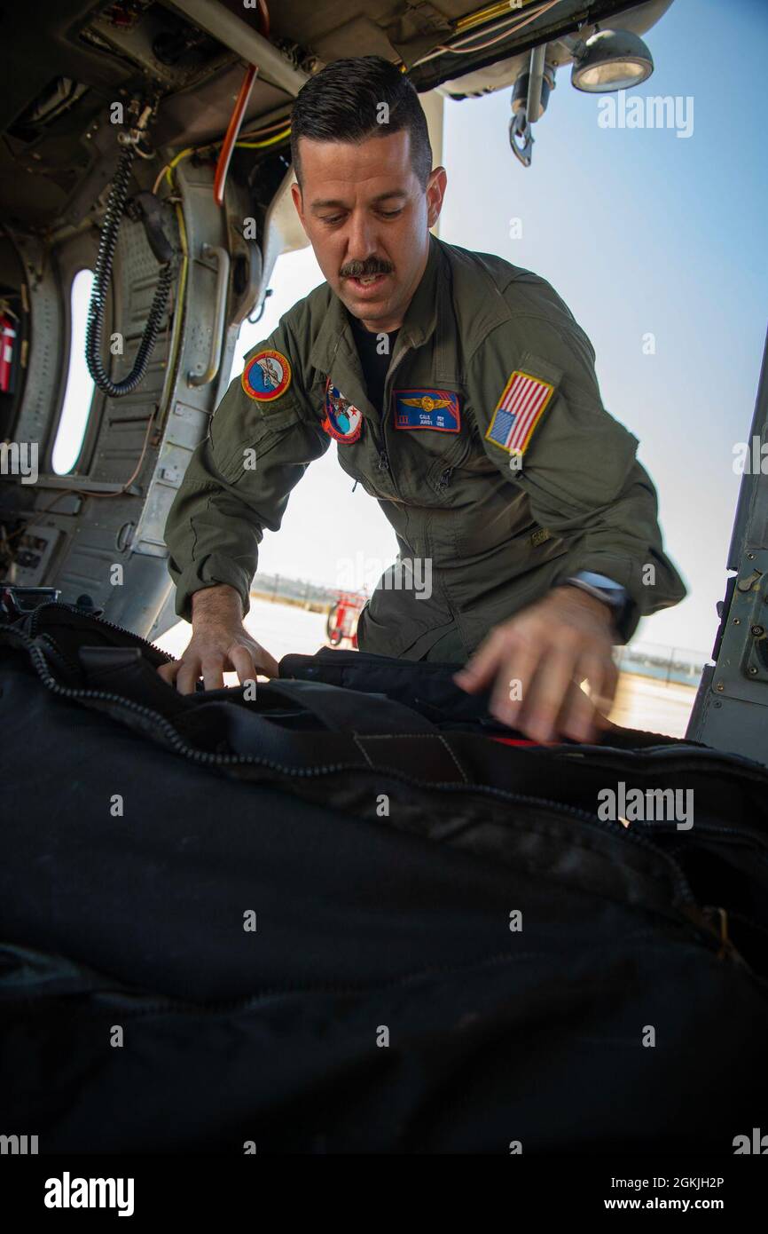 Naval aircrewman helicopter 1st class hi-res stock photography and ...