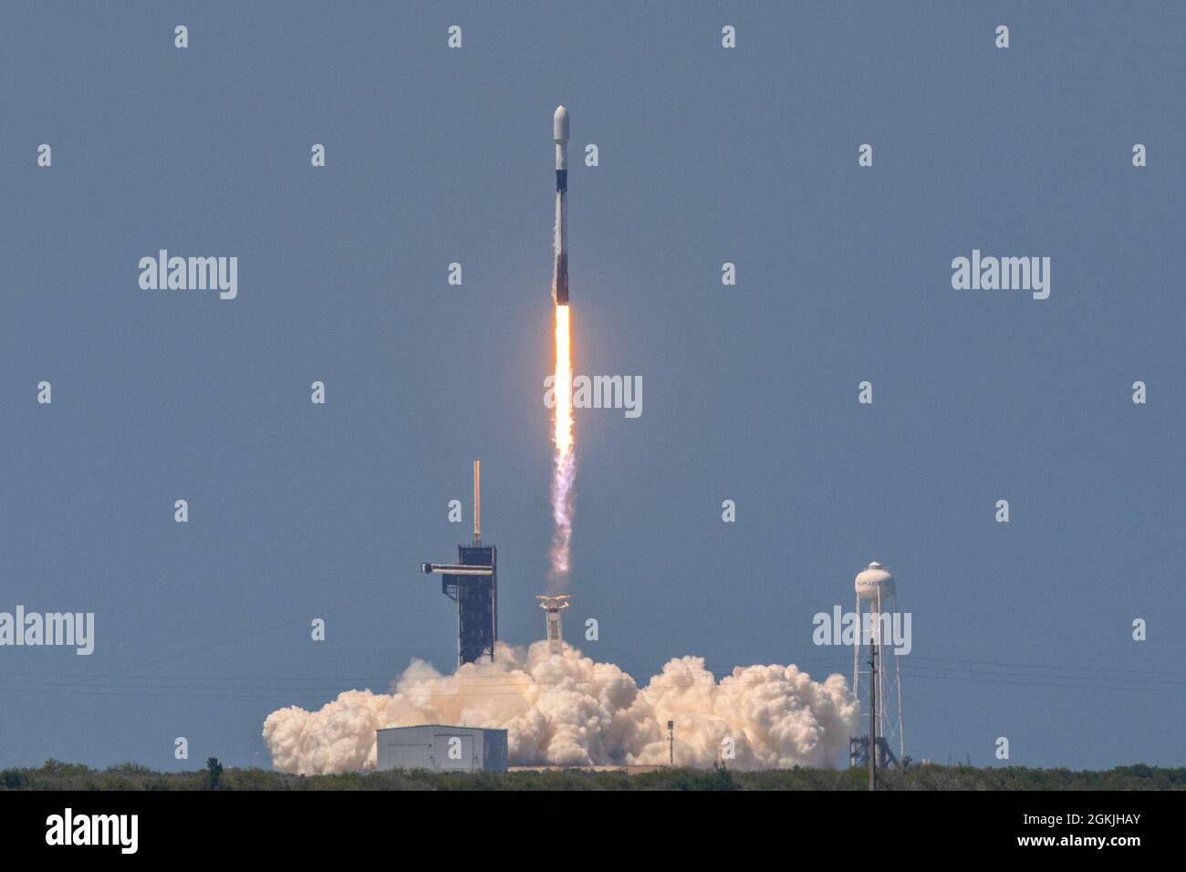 A Falcon 9 Starlink L-25 rocket successfully launches from LC-39A at ...