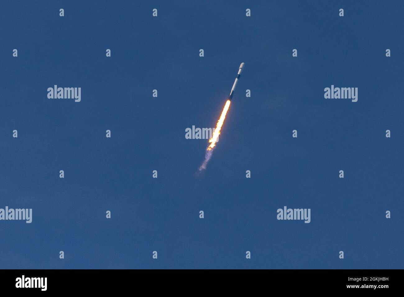 A Falcon 9 Starlink L-25 rocket successfully launches from LC-39A at ...