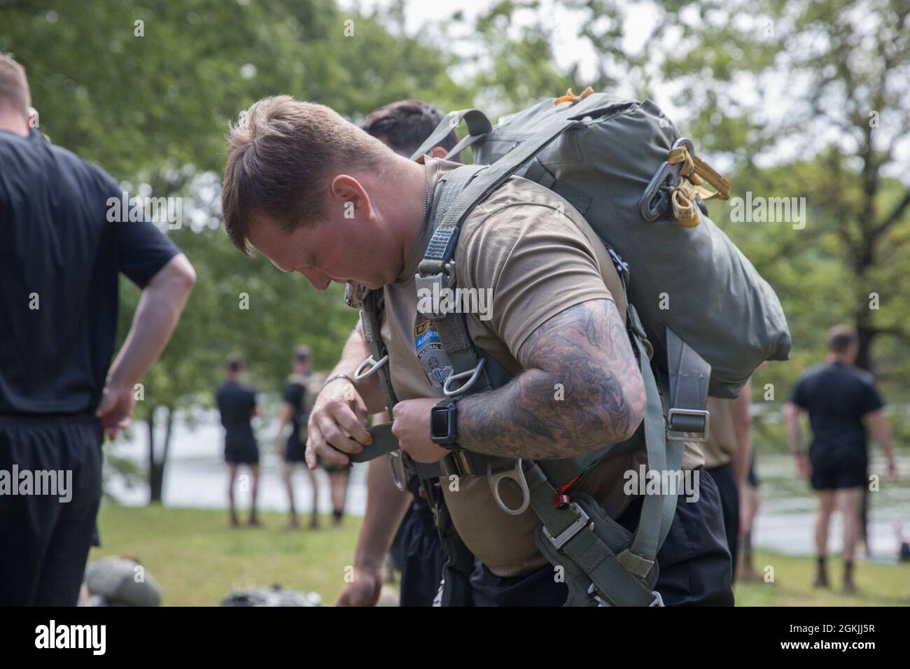 Mc 6 parachute hi-res stock photography and images - Alamy