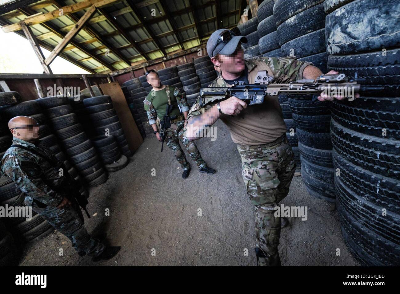 A U.S. Army Green Beret from 10th Special Forces Group (Airborne ...