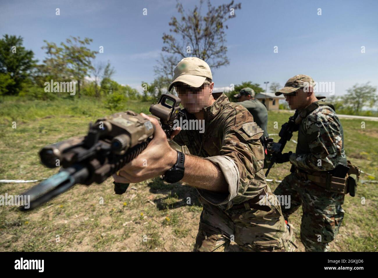 A U.S. Army Special Forces soldier demonstrates room-clearing tactics ...