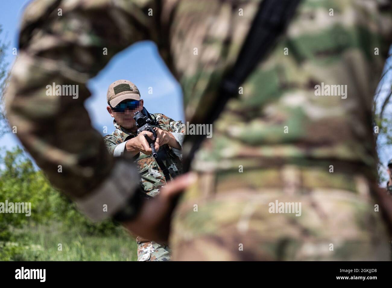 A U.S. Green Beret assigned to 10th Special Forces Group (Airborne ...