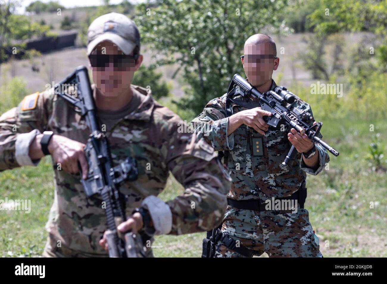 A U.S. Army Green Beret assigned to 10th Special Forces Group (Airborne ...