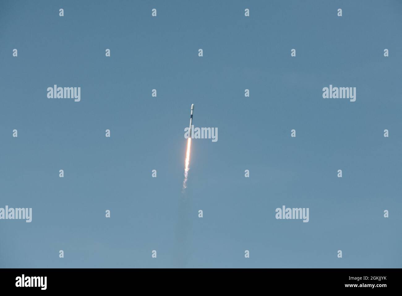 A Falcon 9 Starlink L-25 rocket successfully launches from Cape ...