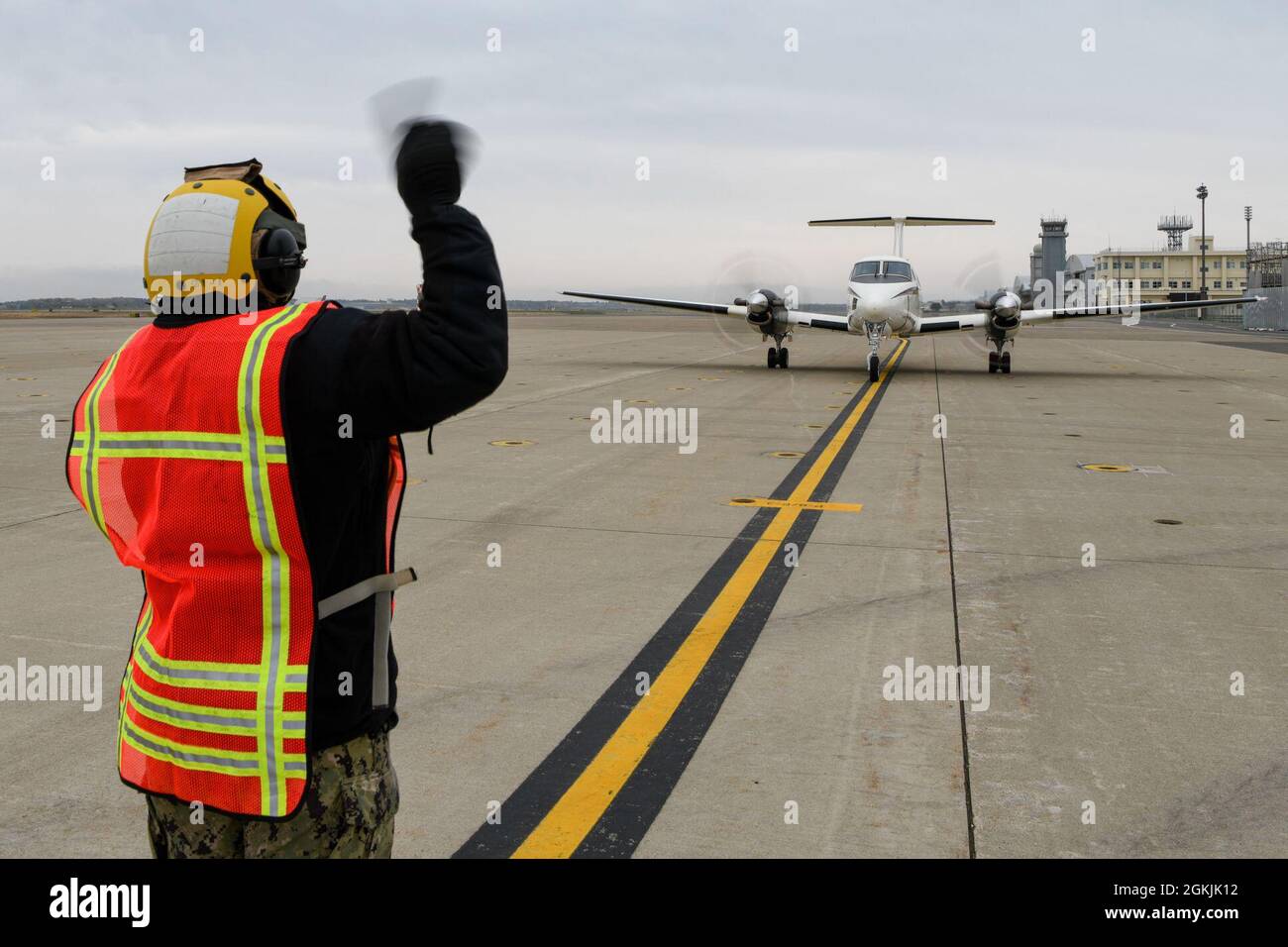 Ground crew signals hi-res stock photography and images - Alamy