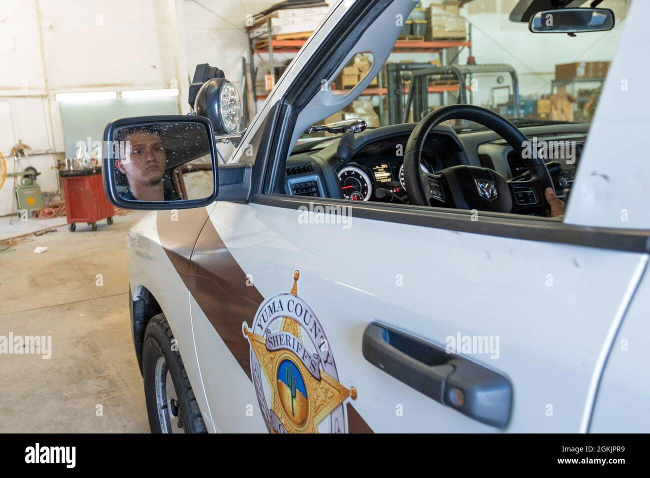 A Soldier assigned to Task Force Badge assist Yuma County Sheriffs ...