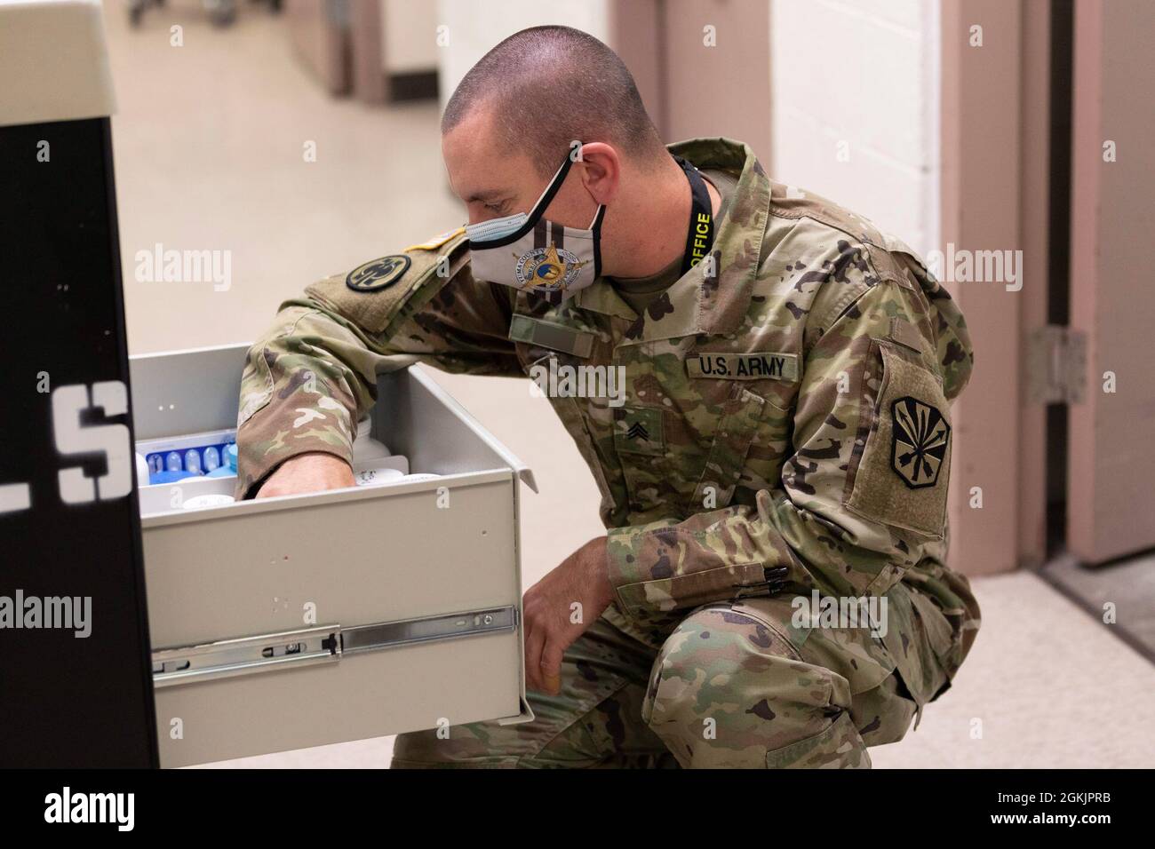 A Soldier assigned to Task Force Badge assist Yuma County Sheriffs ...