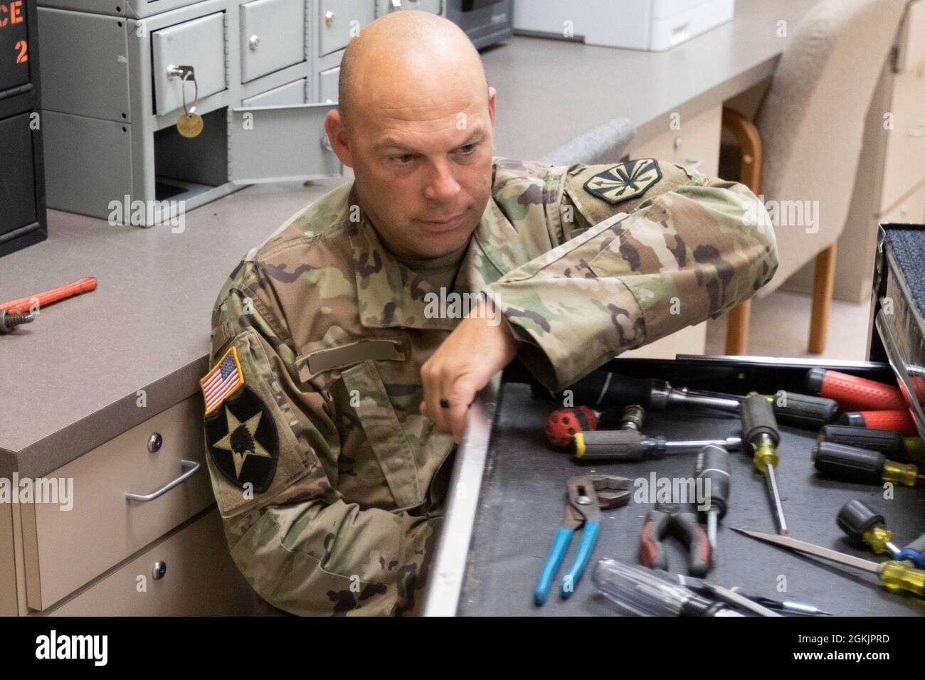 A Soldier assigned to Task Force Badge assist Yuma County Sheriffs ...