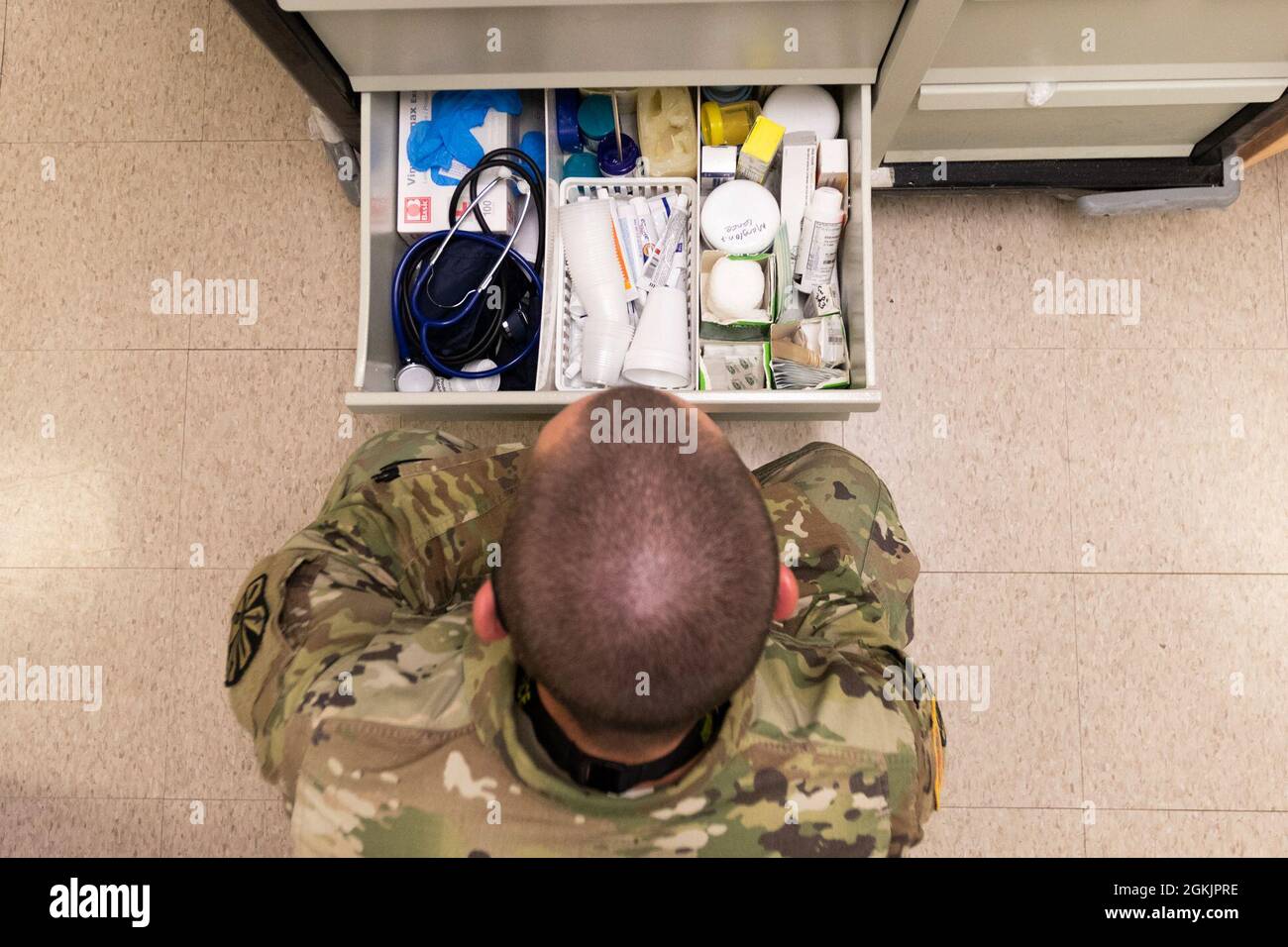 A Soldier assigned to Task Force Badge assist Yuma County Sheriffs ...