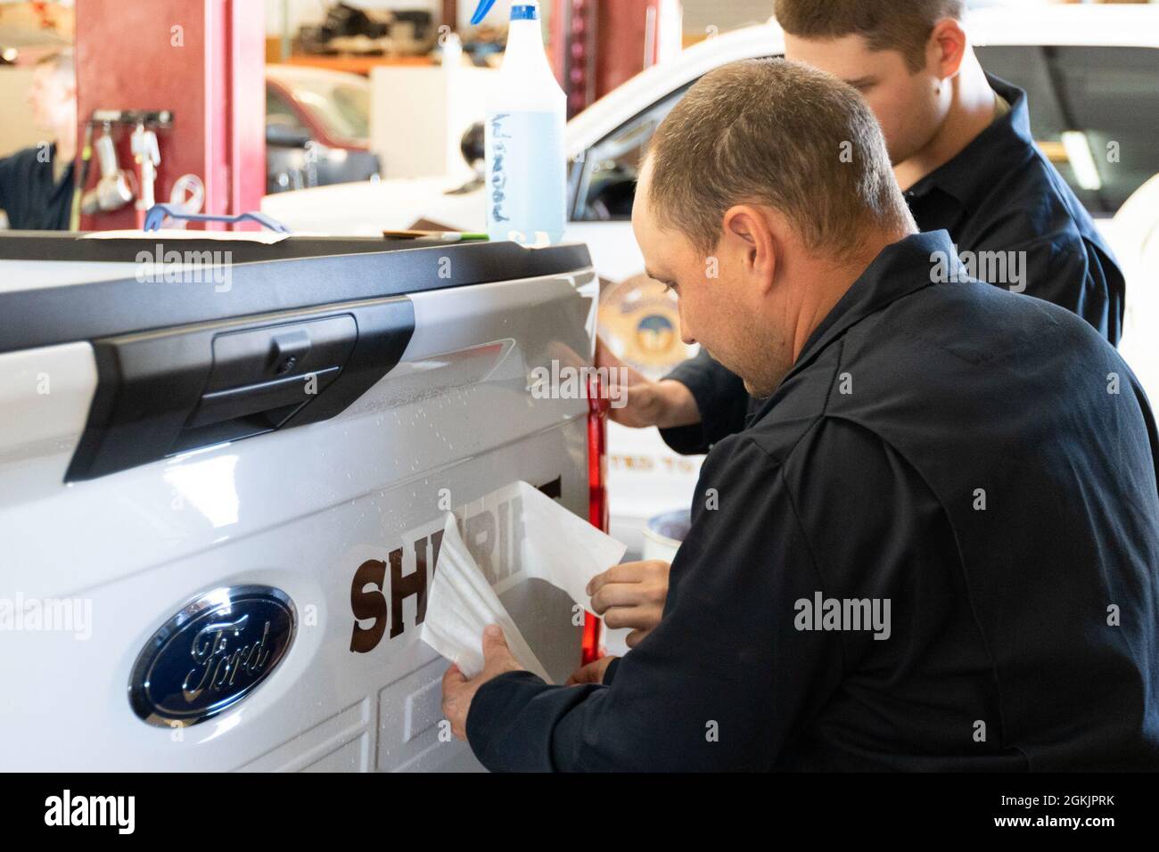 A Soldier assigned to Task Force Badge assist Yuma County Sheriffs ...