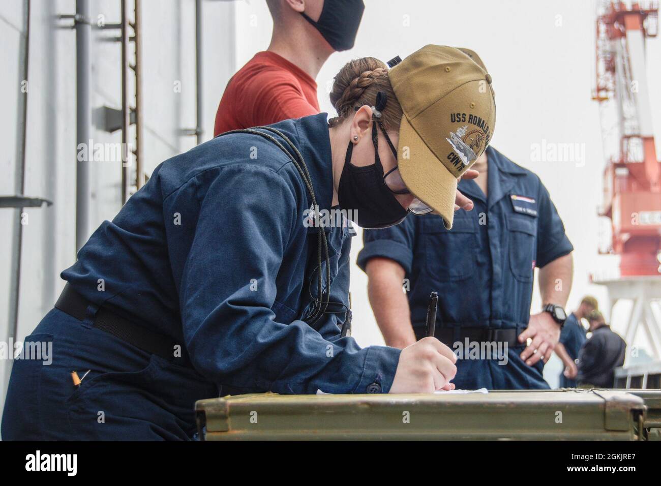 210506-N-WS494-1028 YOKOSUKA, Japan (May 6, 2021) Gunner’s Mate 3rd ...