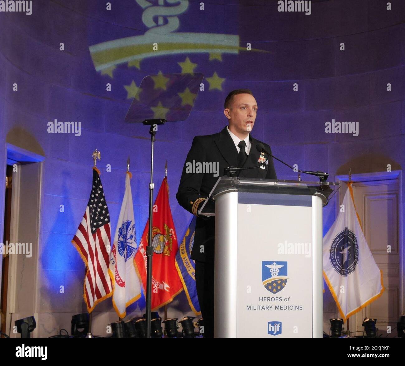 Lt. Cmdr. Matthew Hall Accepts the 2021 Navy Hero of Military Medicine ...