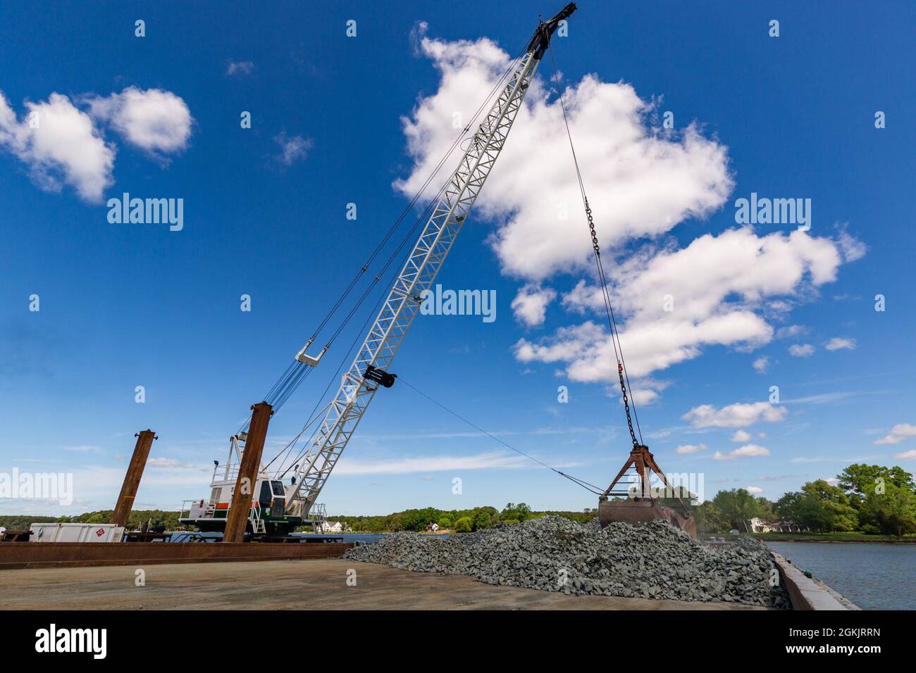 Clamshell bucket hi-res stock photography and images - Alamy