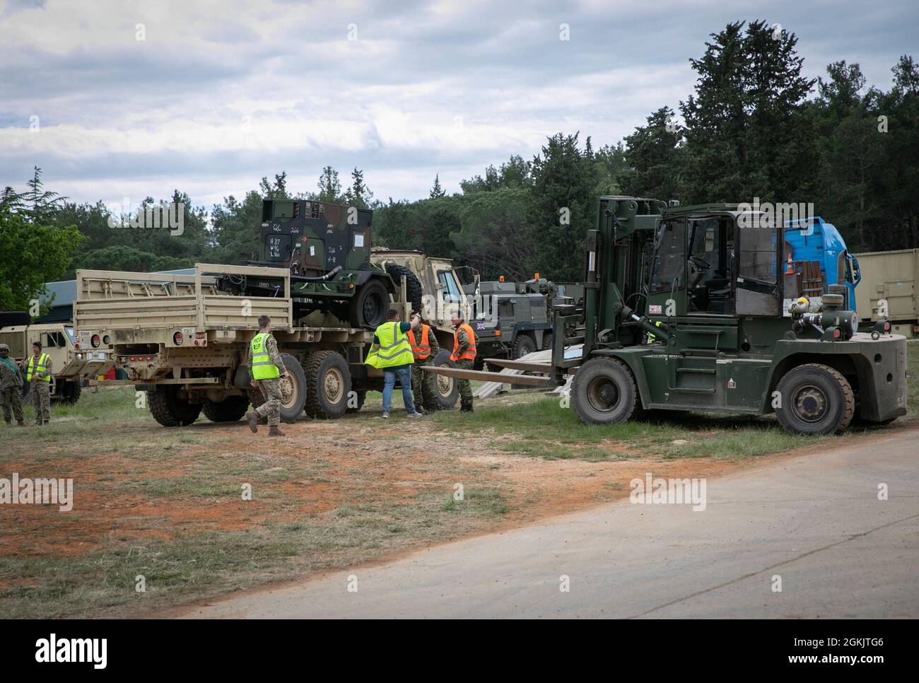 British and Croatian soldiers coordinate the loading of U.S. military ...