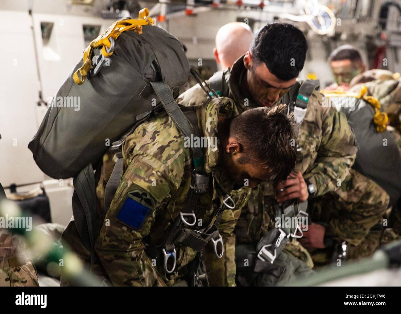 Paratroopers assigned to the British 2nd Battalion, Parachute Regiment ...