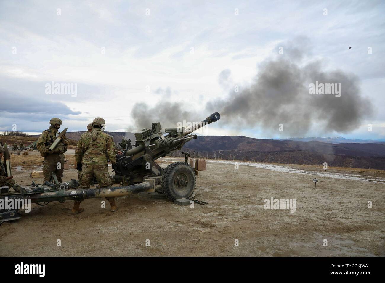 Paratroopers with 2nd Battalion, 377th Parachute Field Artillery ...