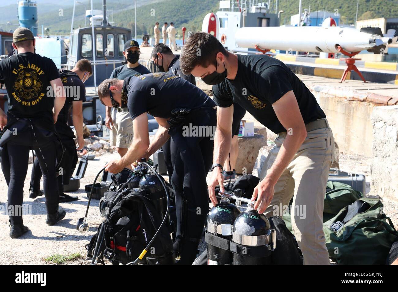 U.S. Army divers from the 86th Engineer Dive Detachment assemble oxygen ...
