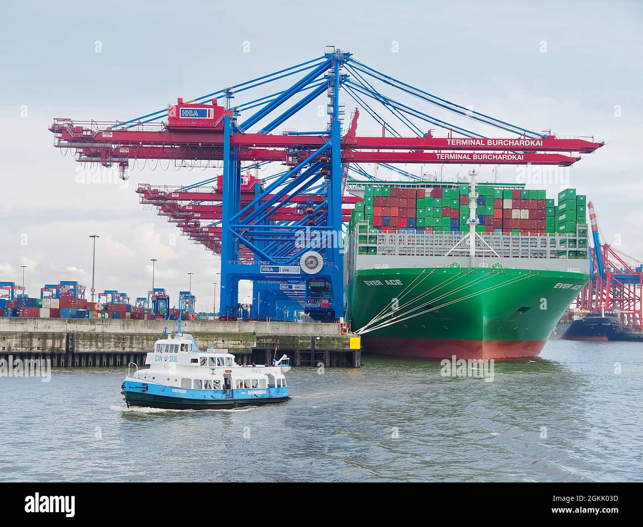 Evergreen line container vessel hi-res stock photography and images - Alamy