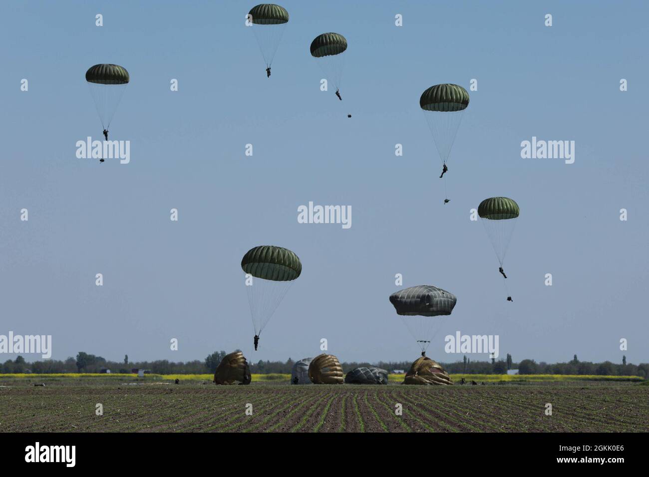Nato allies perform Airborne operations during Swift Response 21 in ...