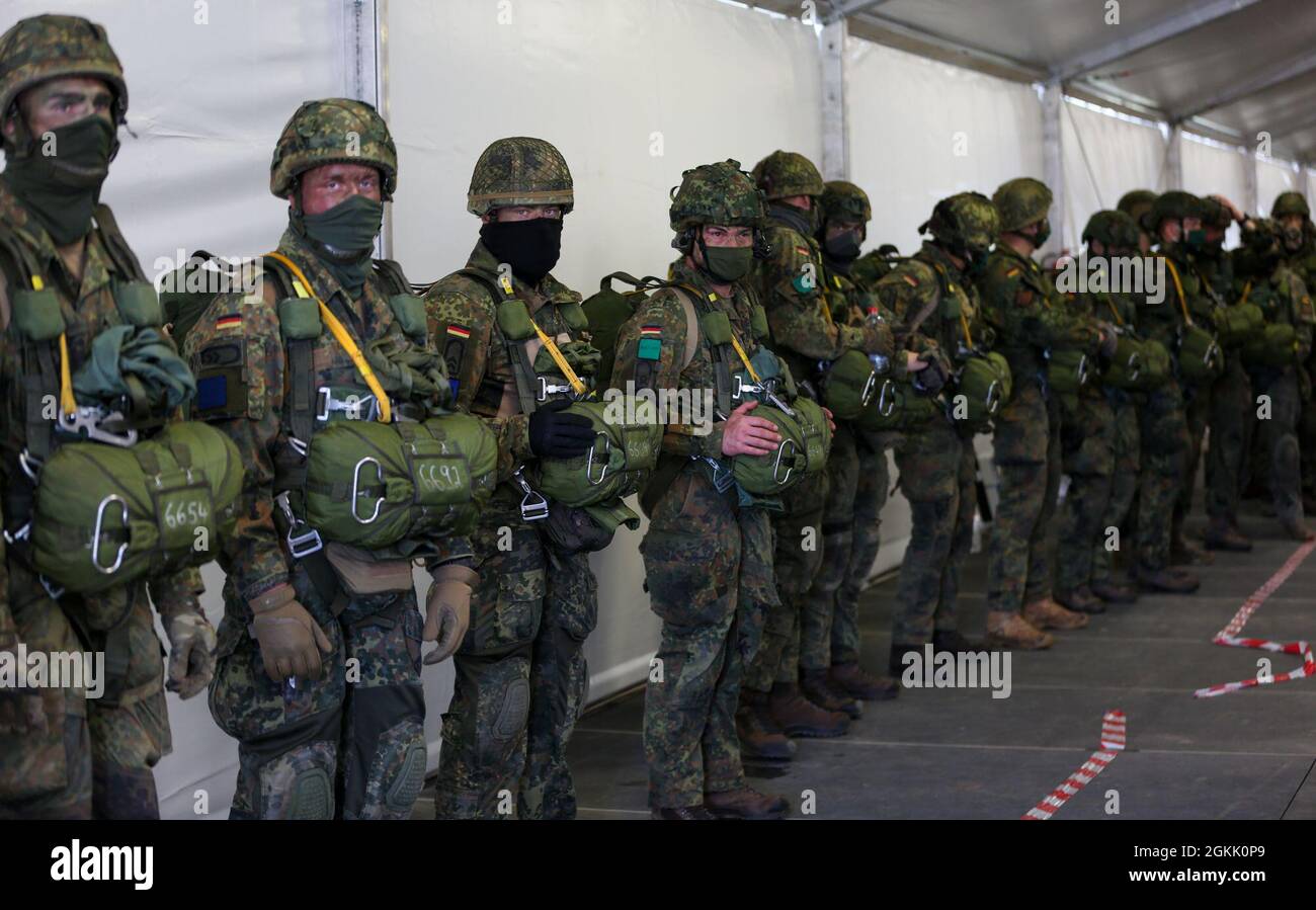 German soldiers assigned to 31st Paratrooper Regiment, 1st Airborne ...