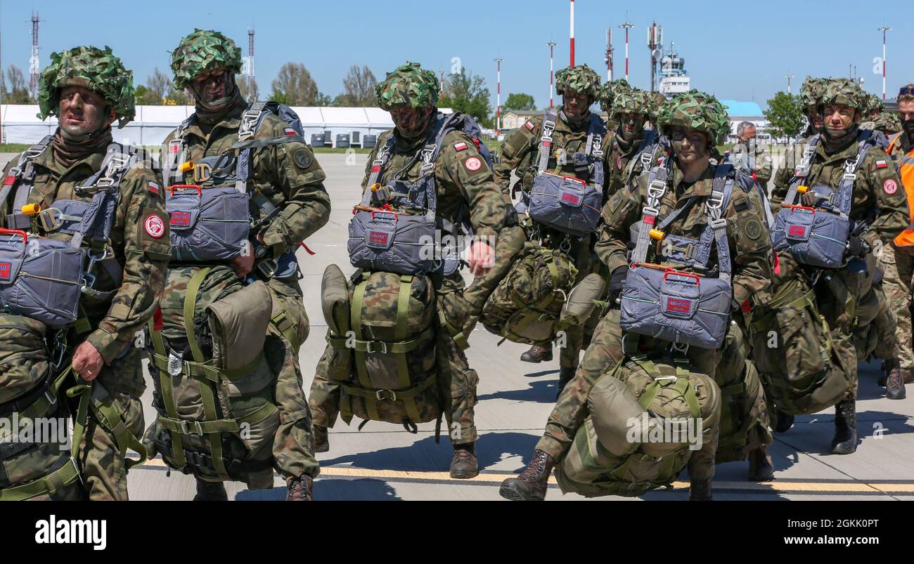 Polish paratroopers assigned to the 16th Airborne Battalion move to the ...