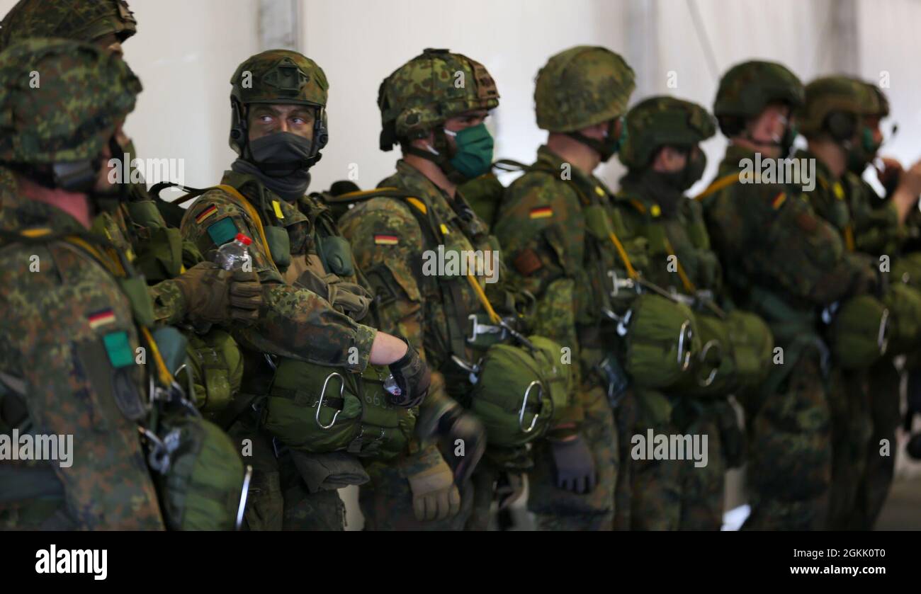 German soldiers assigned to 31st Paratrooper Regiment, 1st Airborne ...