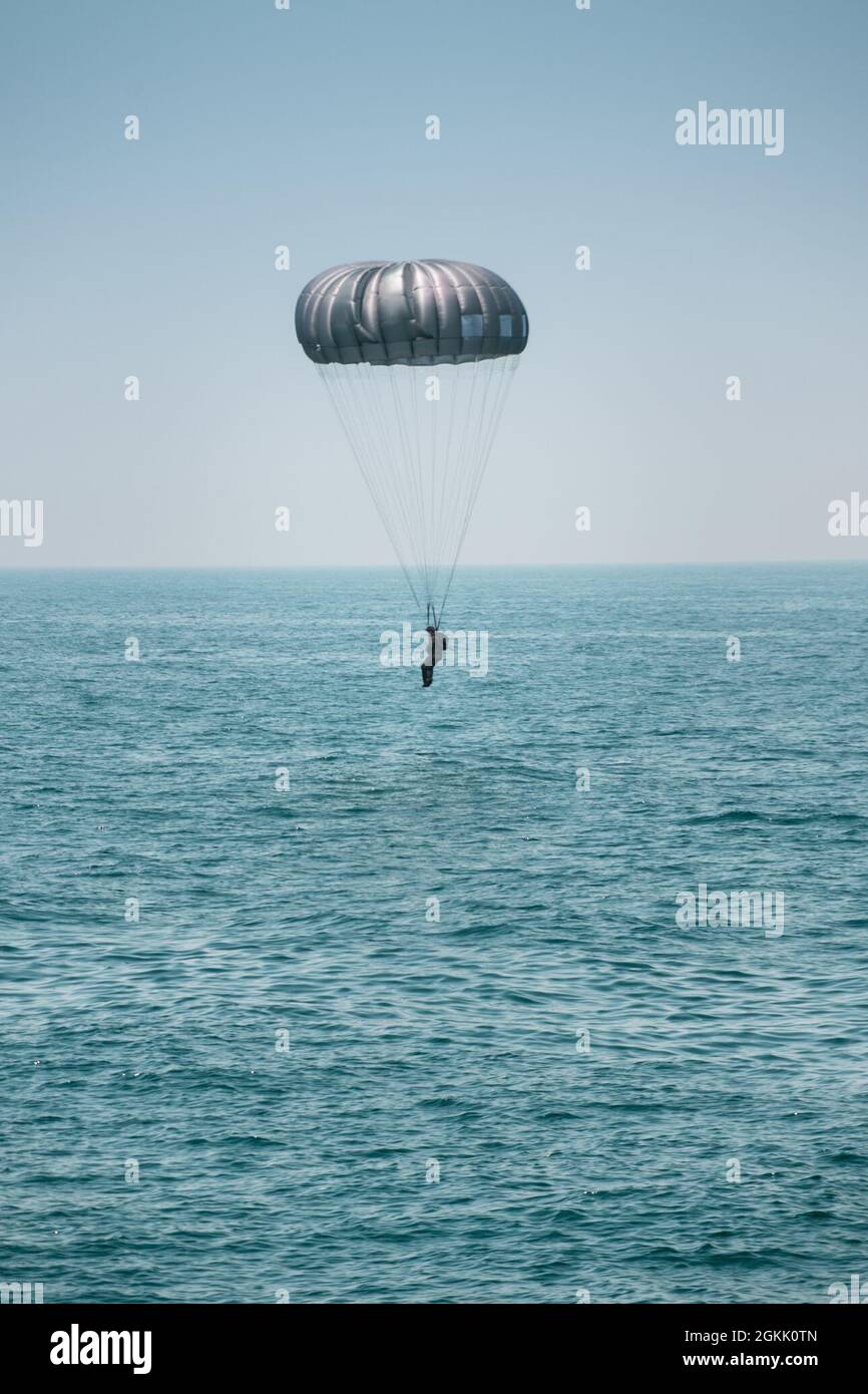 210510-N-KZ419-1588 ARABIAN GULF (May 10, 2021) – An explosive ordnance ...