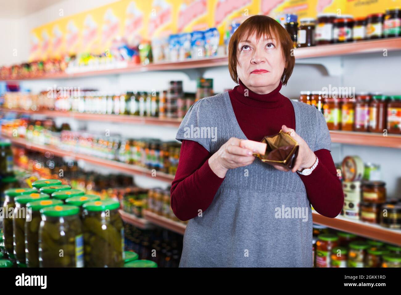 customer with wallet counting money in supermarket Stock Photo - Alamy